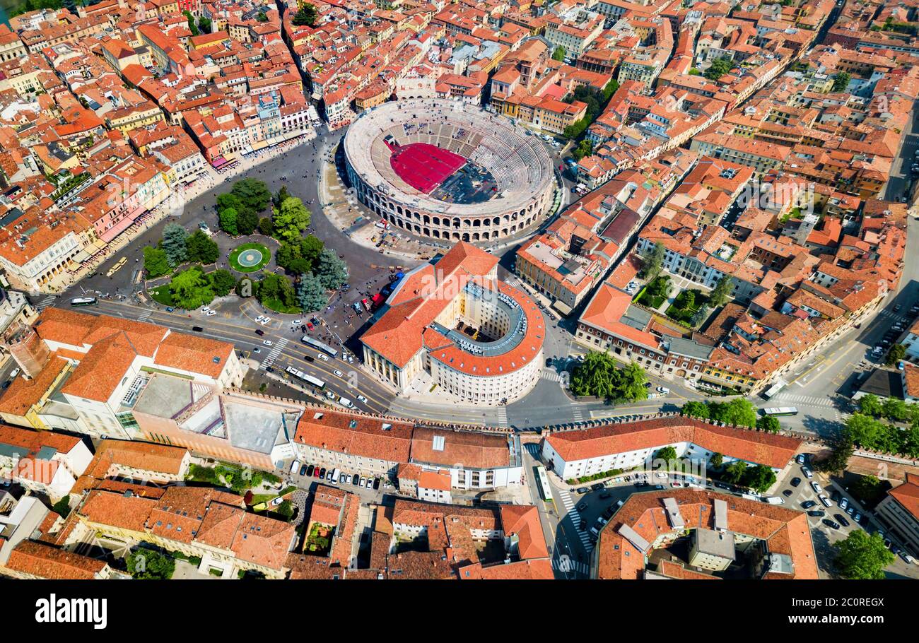 Arènes de Vérone vue panoramique aérienne. Arena est un amphithéâtre ...