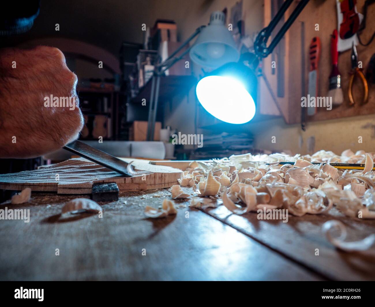 Violoniste professionnel de luthier artisan travaillant à la ...