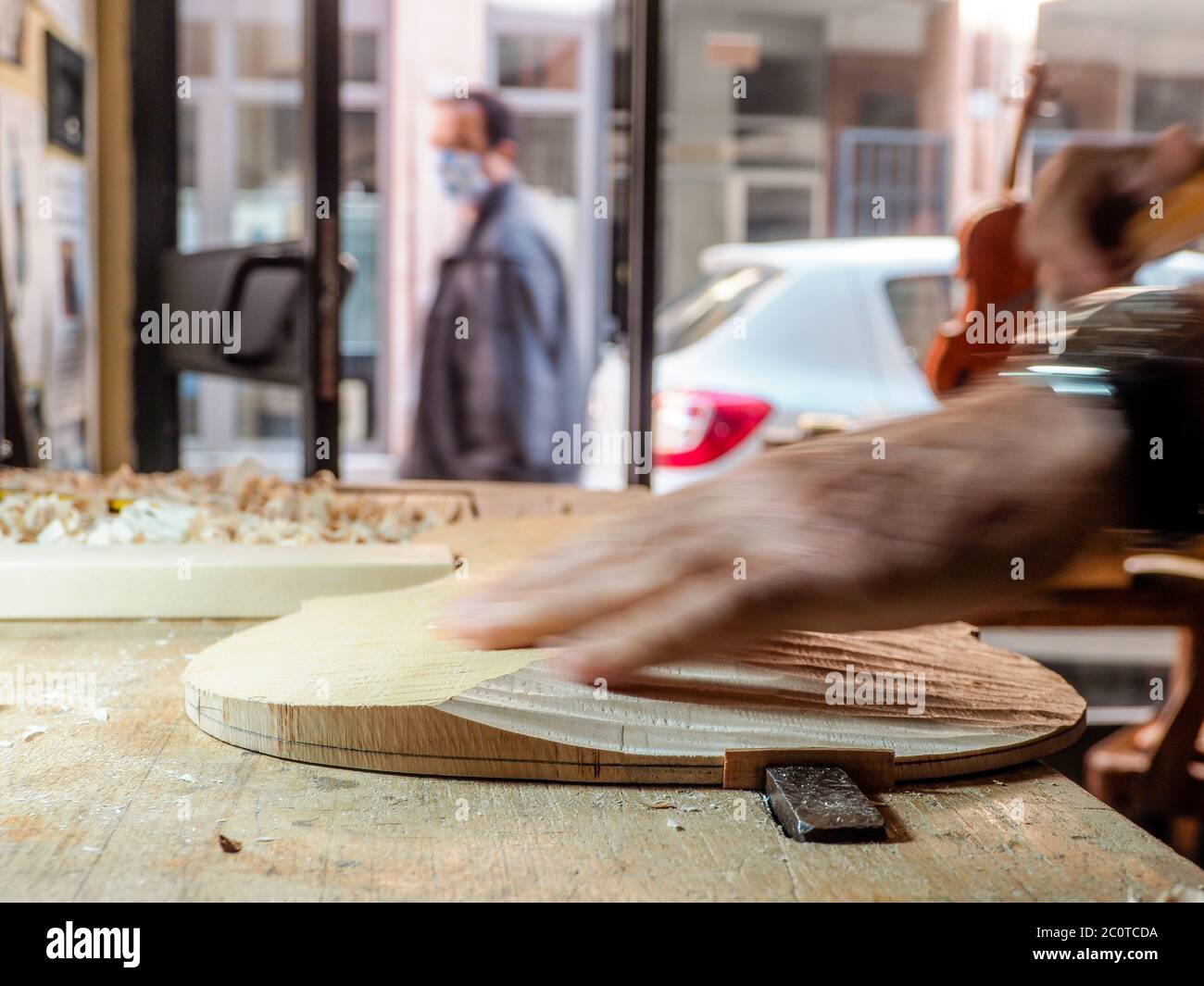 Artiste-violoniste professionnel Robert Gasser travaillant à la ...