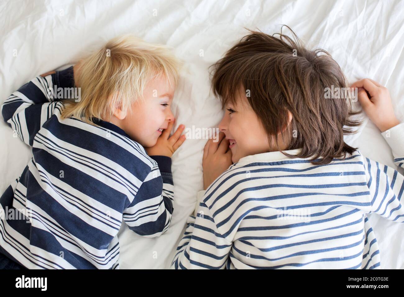 Enfants, frères, jouer à la maison, chatouiller les pieds rire et ...