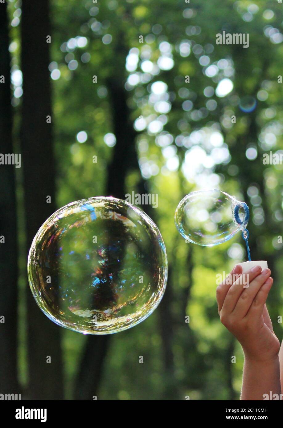Parc d'enfants soufflant des bulles Banque de photographies et d’images ...