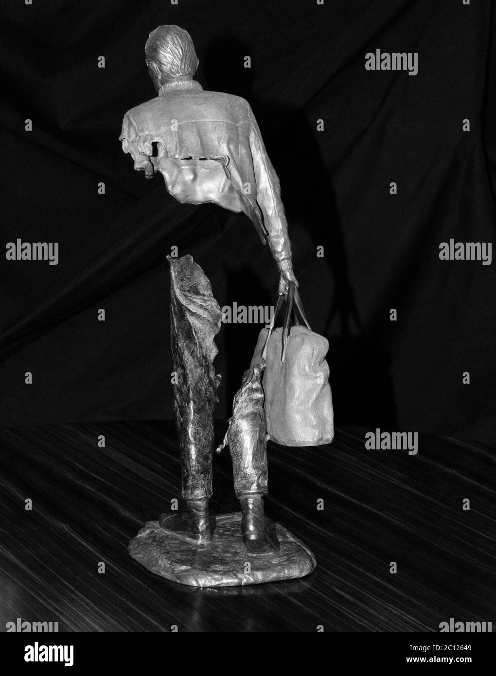 Homme en bronze avec valise Banque d'images noir et blanc - Alamy
