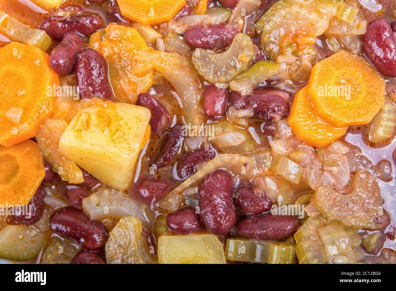 Soupe de pommes de terre aux haricots rouges Banque de photographies et ...