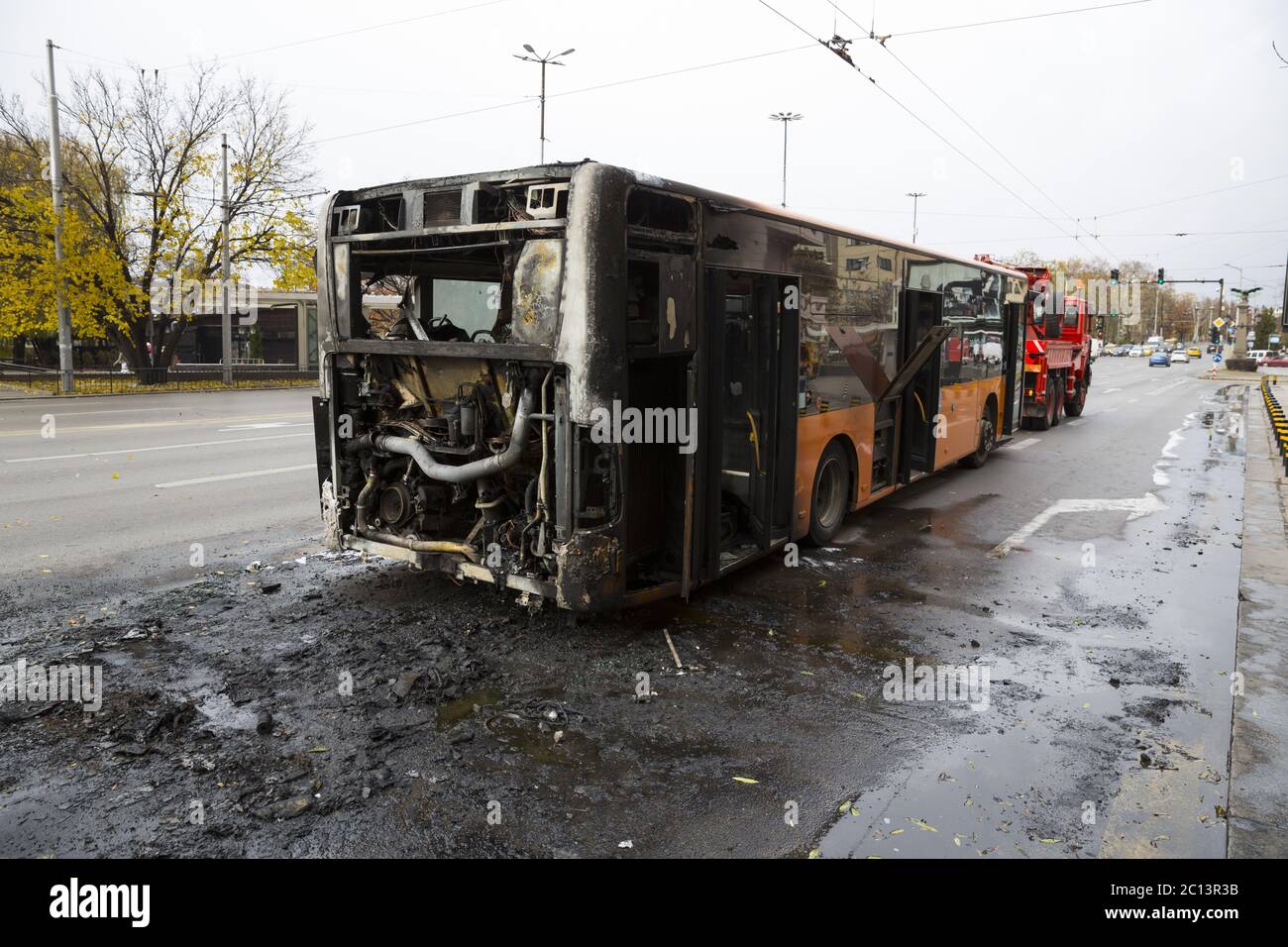 Bus détruit par un incendie Banque de photographies et d’images à haute ...
