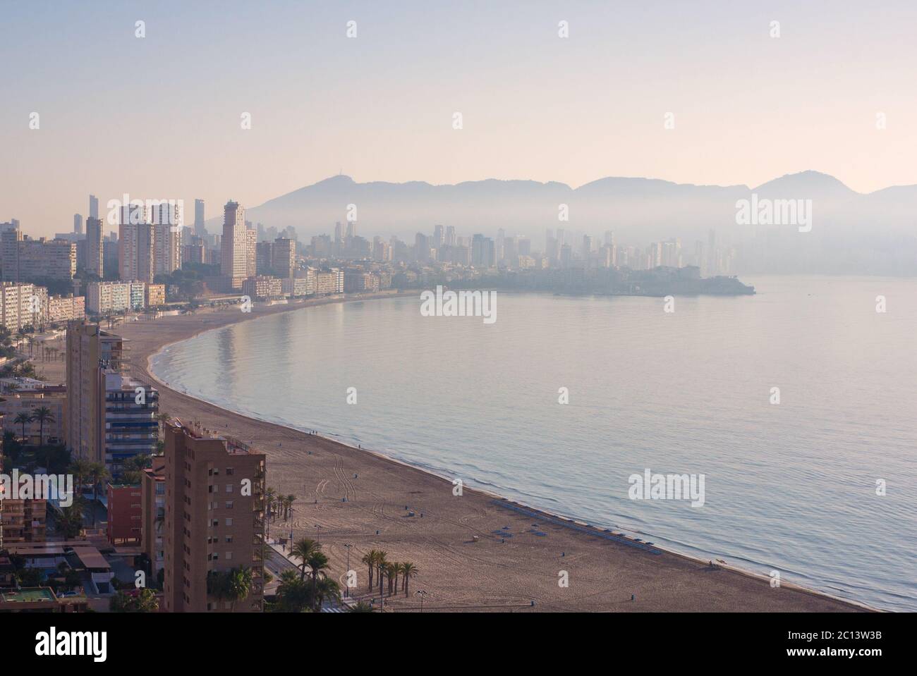 Plage en bord de mer benidorm Banque de photographies et d’images à ...