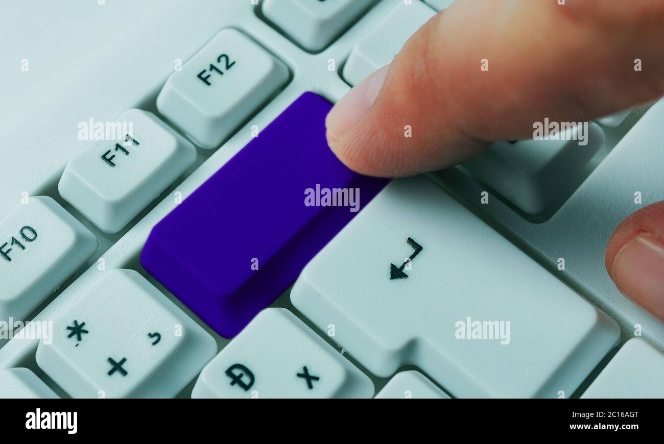 Clavier PC blanc avec papier vierge au-dessus de l'espace de copie des ...
