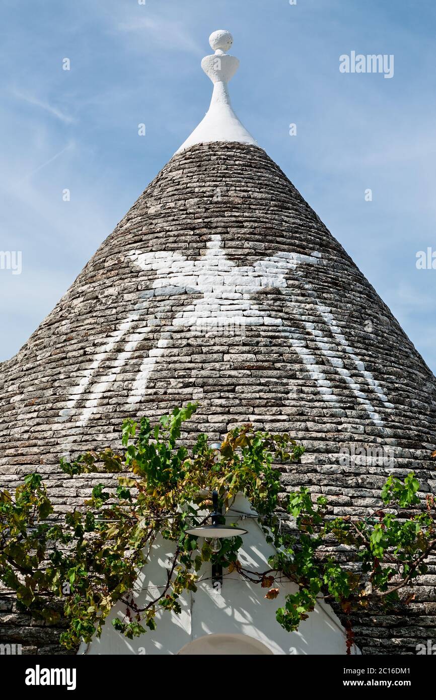 Symbole dans le toit conique Trullo à Alberobello, dans les Pouilles ...