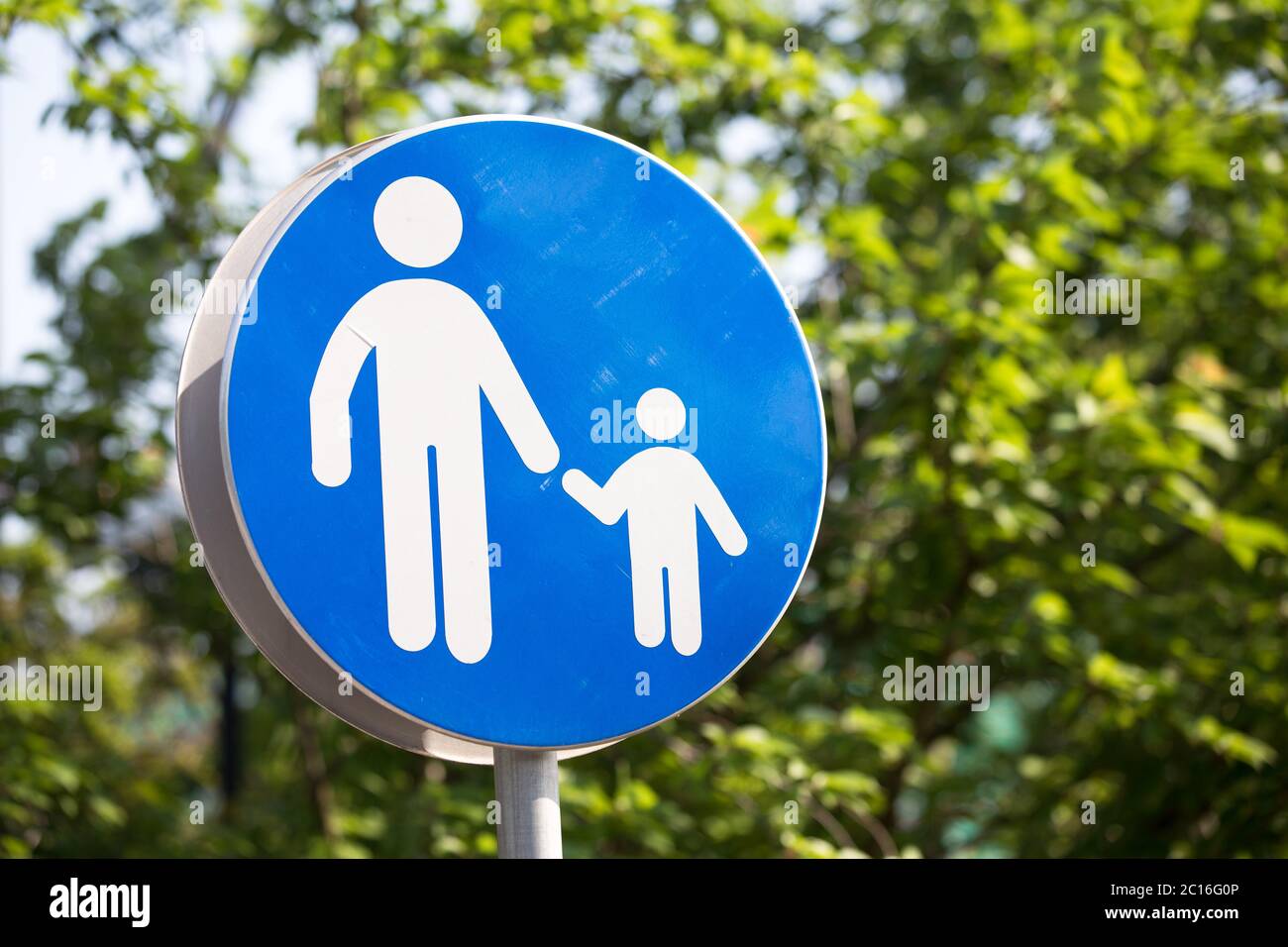Panneau bleu avec adulte et enfant Banque de photographies et d’images ...