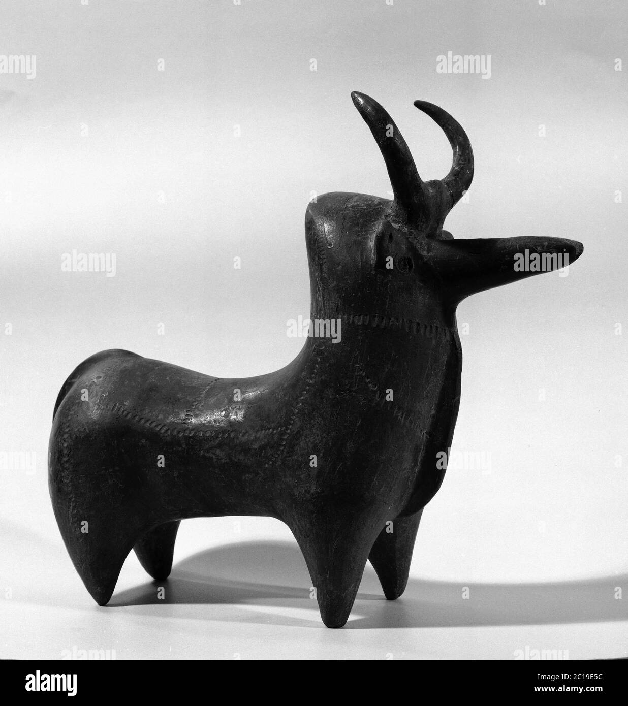 CERAMICA IRANI - CEBU DE BARRO ROJIZO - FOTOGRAFIA EN BLANCO Y NEGRO ...