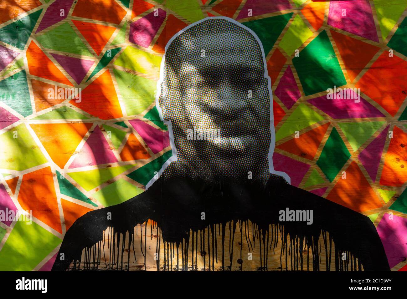 Les artistes dessinent Portrait de Jorge Floyd sur le panneau de ...