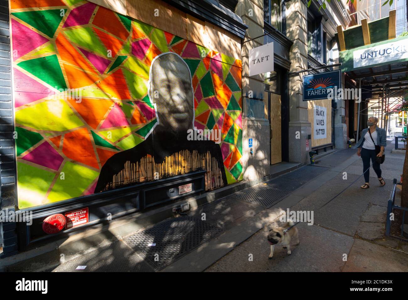 Les artistes dessinent Portrait de Jorge Floyd sur le panneau de ...