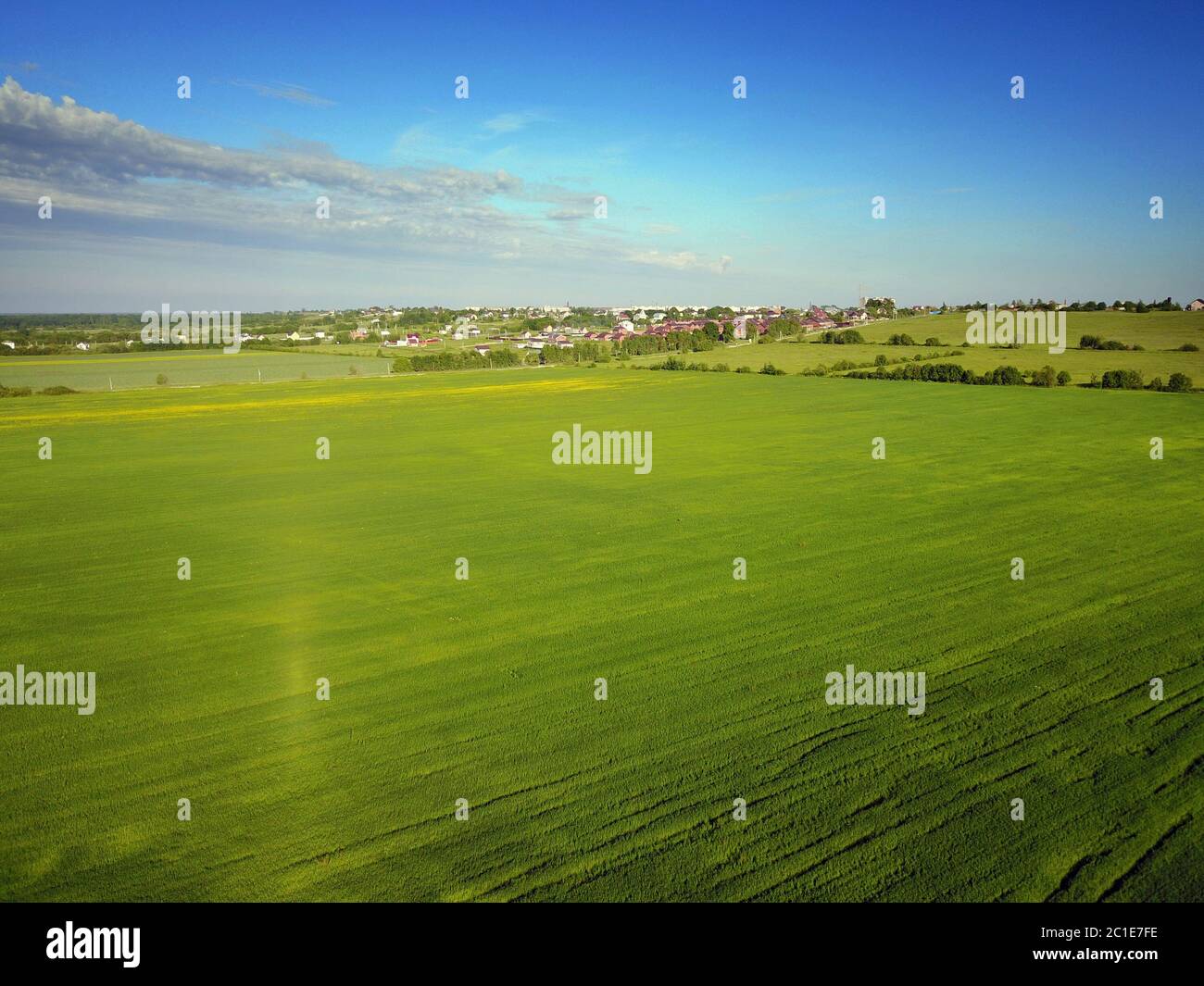 Paysage avec un village au loin Banque de photographies et d’images à ...