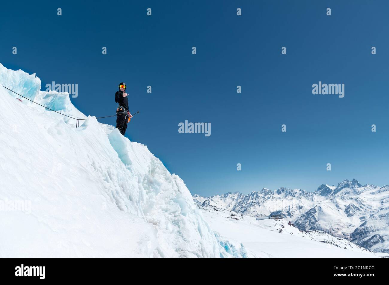 Alpiniste se dresse sur un rocher Banque de photographies et d’images à ...