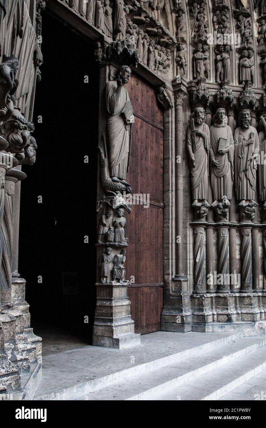 Crypte de la cathédrale de chartres Banque de photographies et d’images ...