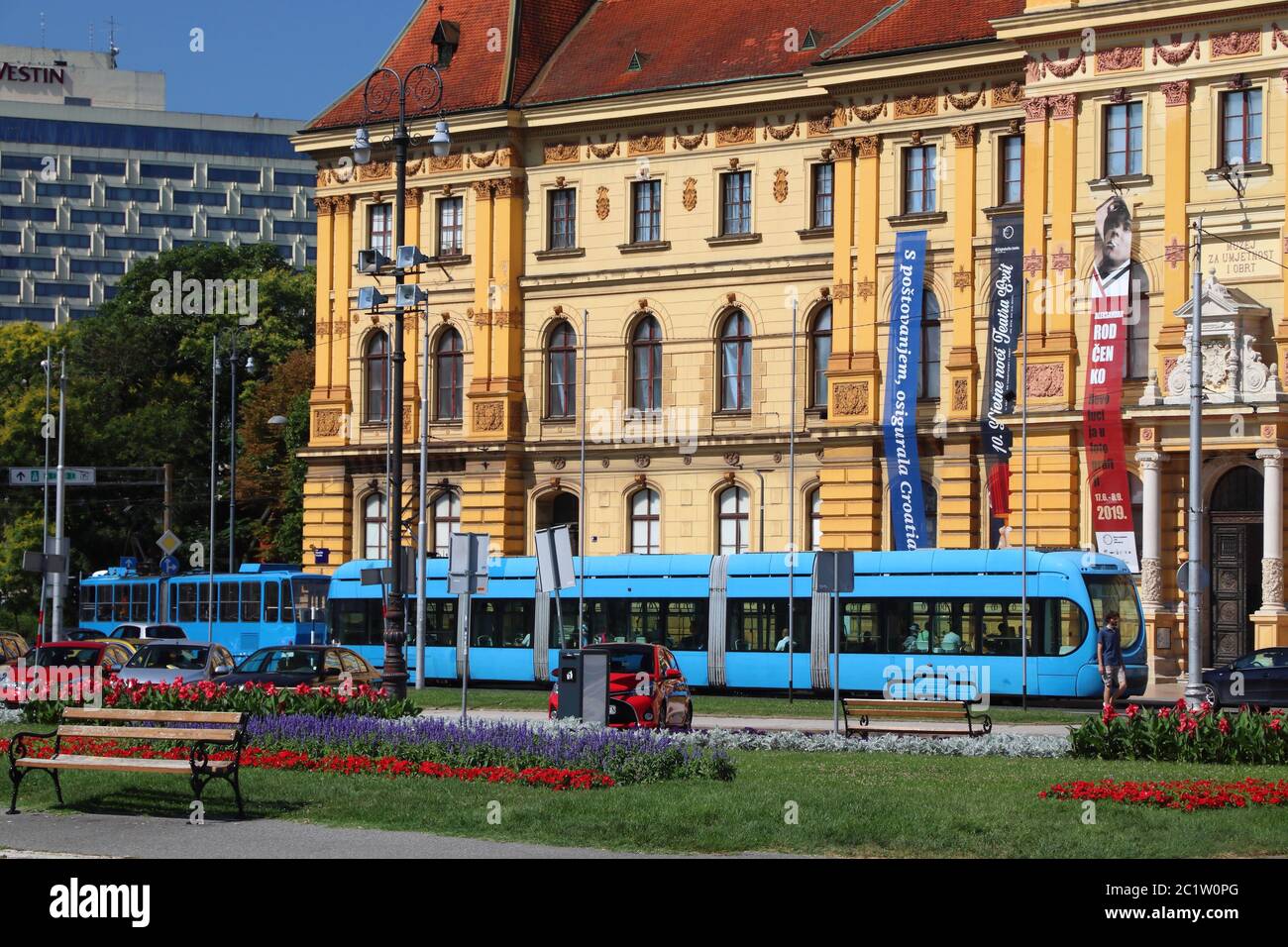 ZAGREB, CROATIE - 30 JUIN 2019 : tramway électrique bleu dans les transports publics à Zagreb ...