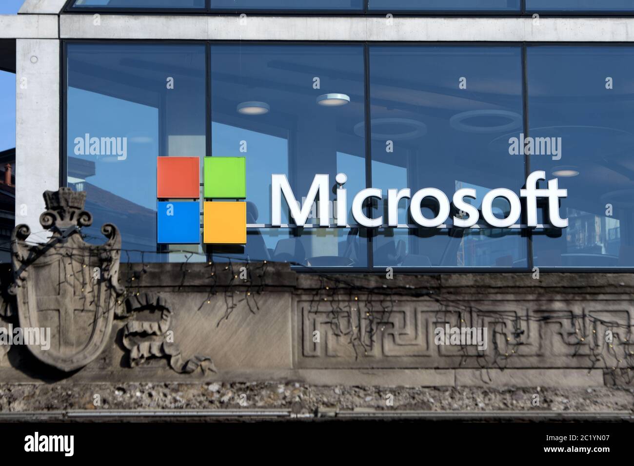 Logo Microsoft sur la façade du nouveau siège de Microsoft, à Milan ...