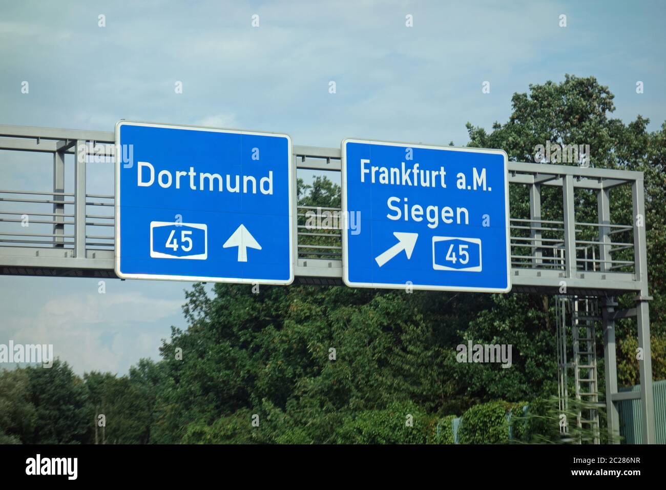 Motorway sign frankfurt Banque de photographies et d’images à haute ...