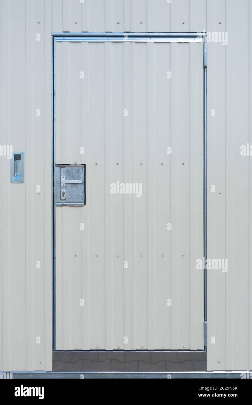 Porte dans la façade d'un nouveau bâtiment industriel en aluminium ...