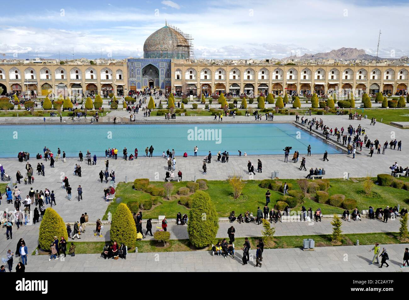 Vue panoramique sur la place Naqsh-e Jahan, avec sa fontaine jardin ...