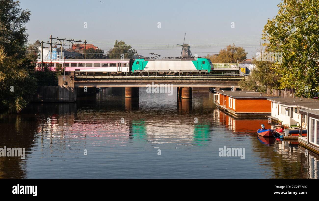 Une locomotive électrique de la SNCB Belgian Railways transporte un ...