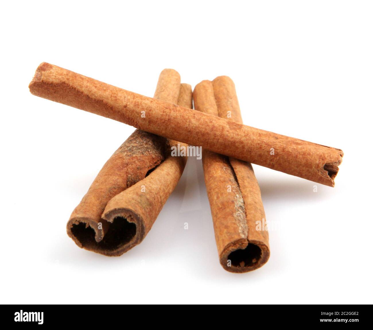 Les bâtons de cannelle isolé sur fond blanc Photo Stock - Alamy