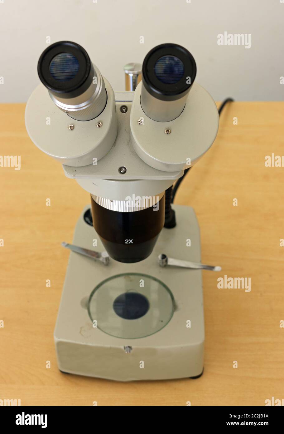 Microscope binoculaire Banque de photographies et d’images à haute ...