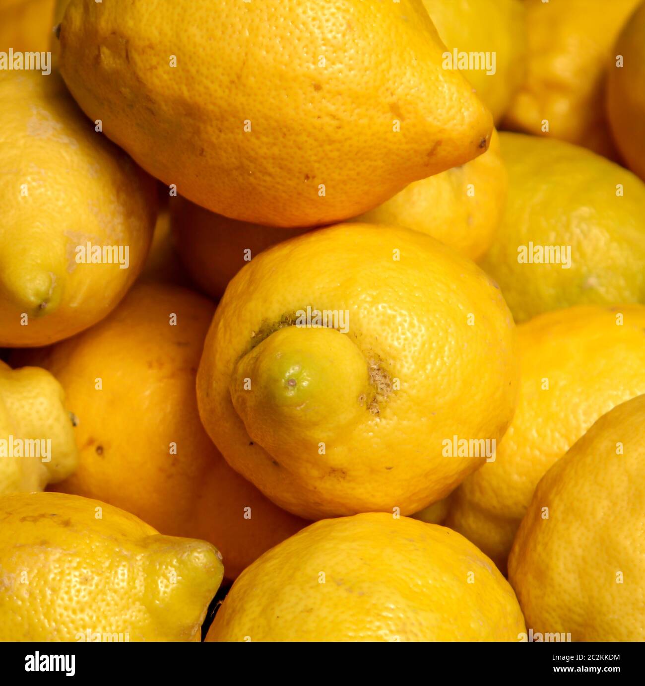 Les citrons se trouvent sur une pile sur un marché Photo Stock - Alamy
