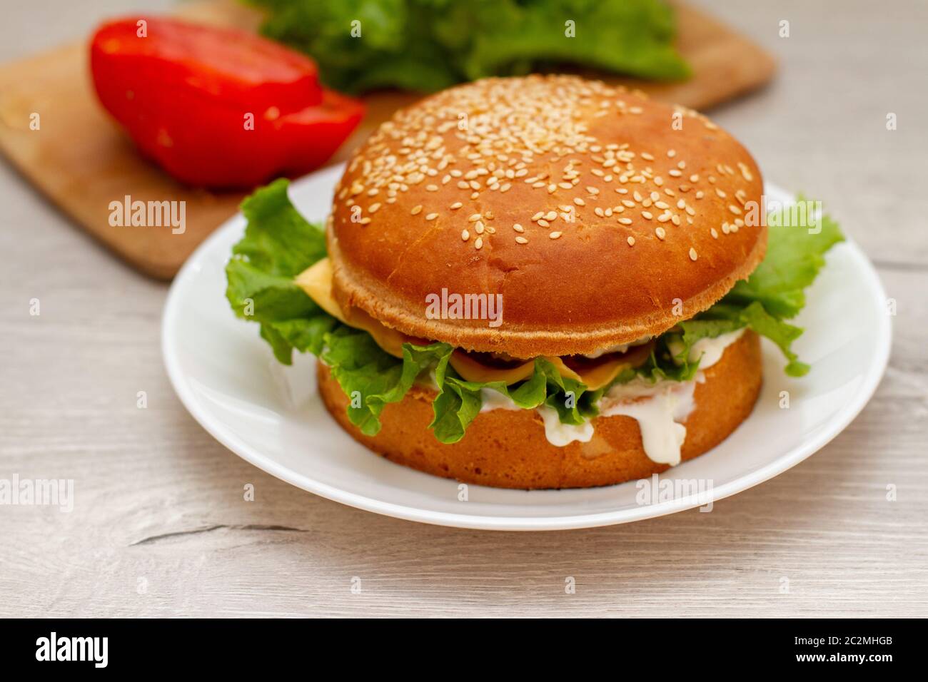Hamburger sur une assiette Banque de photographies et d’images à haute ...