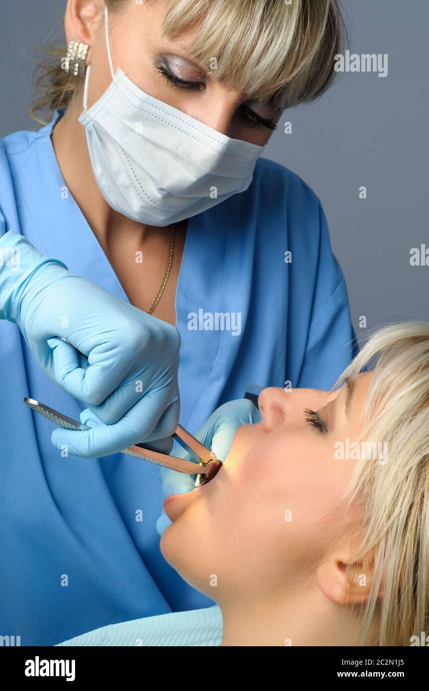 Tooth extraction Banque de photographies et d’images à haute résolution - Alamy