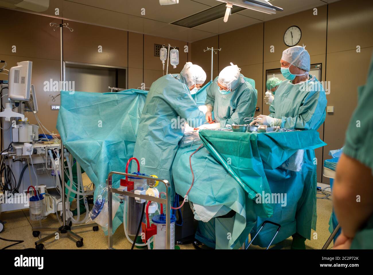 dans une salle d'opération, une césarienne est réalisée par une équipe ...
