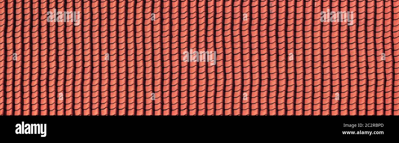 Panorama d'une texture de toit en tuiles rouges. Motif de carreaux de ...