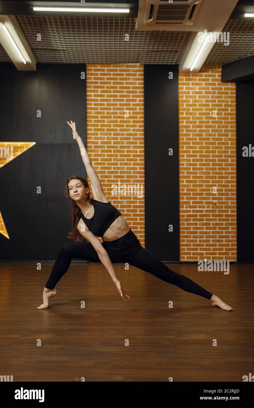 Danseuse contemporaine, femme en studio, flexibilité du corps. Danseur ...