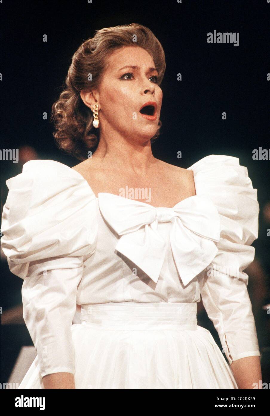 Porträt der Sängerin JULIA VARADY BEI einem Auftritt, 1988. Portrait de ...