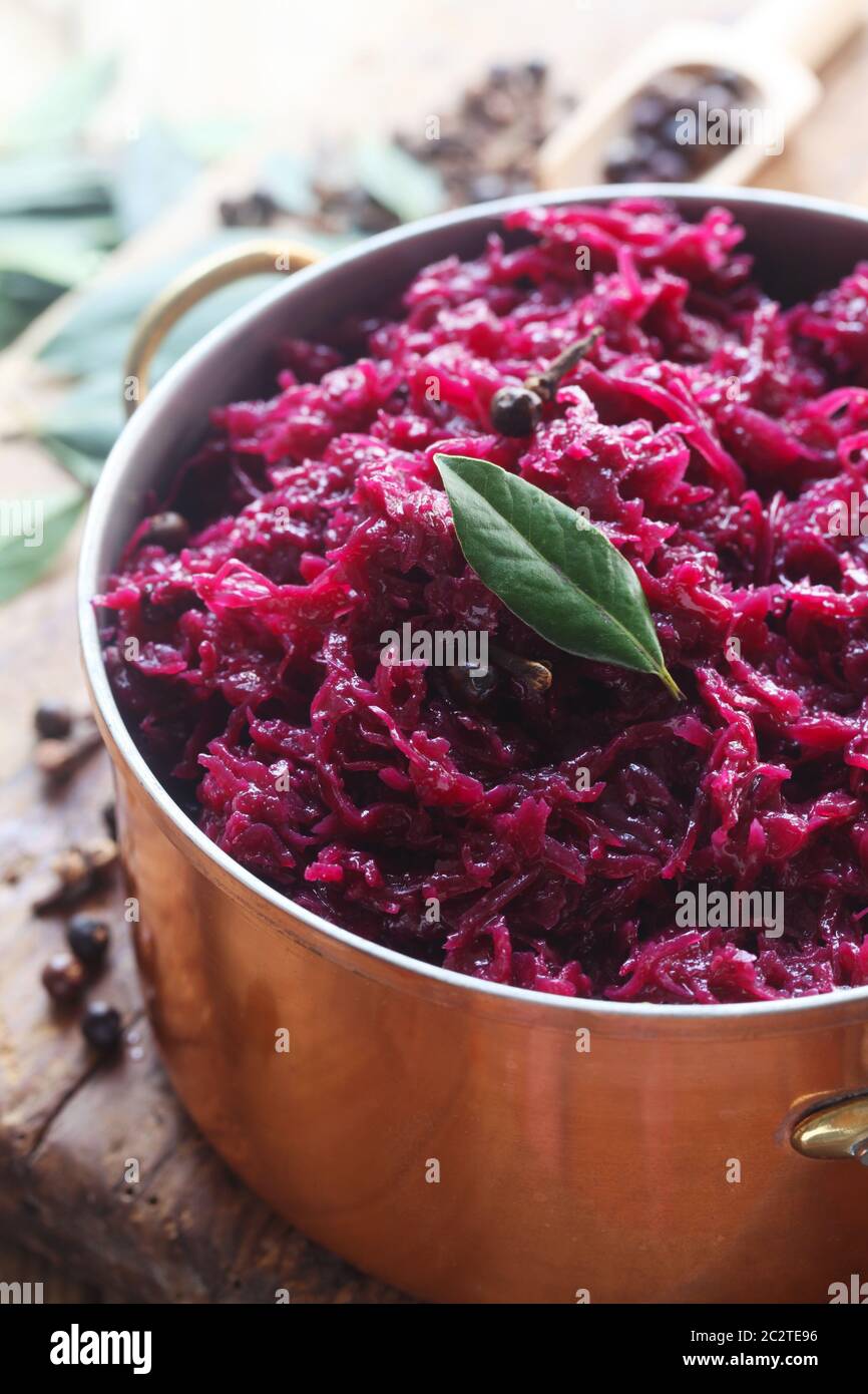 Feuille de chou rouge Banque de photographies et d’images à haute ...