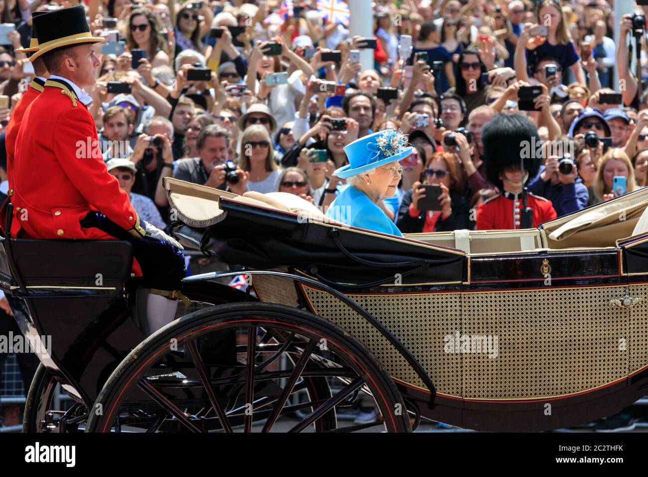 La reine Elizabeth II, reine du Royaume-Uni en calèche à ciel ouvert ...