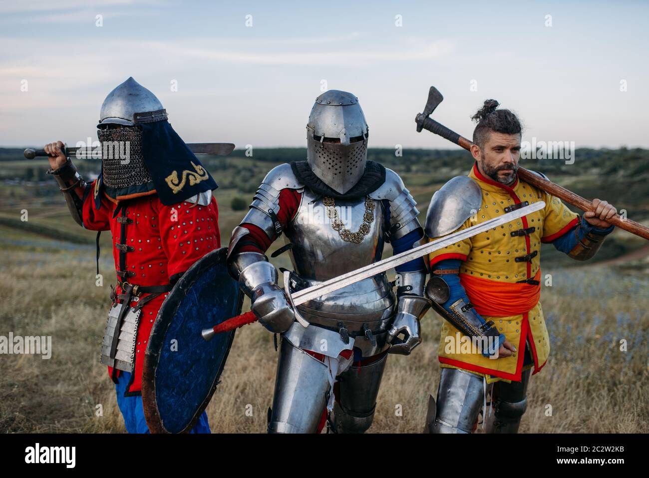 Chevaliers médiévaux avec épées et hache pose dans l'armure, grand ...