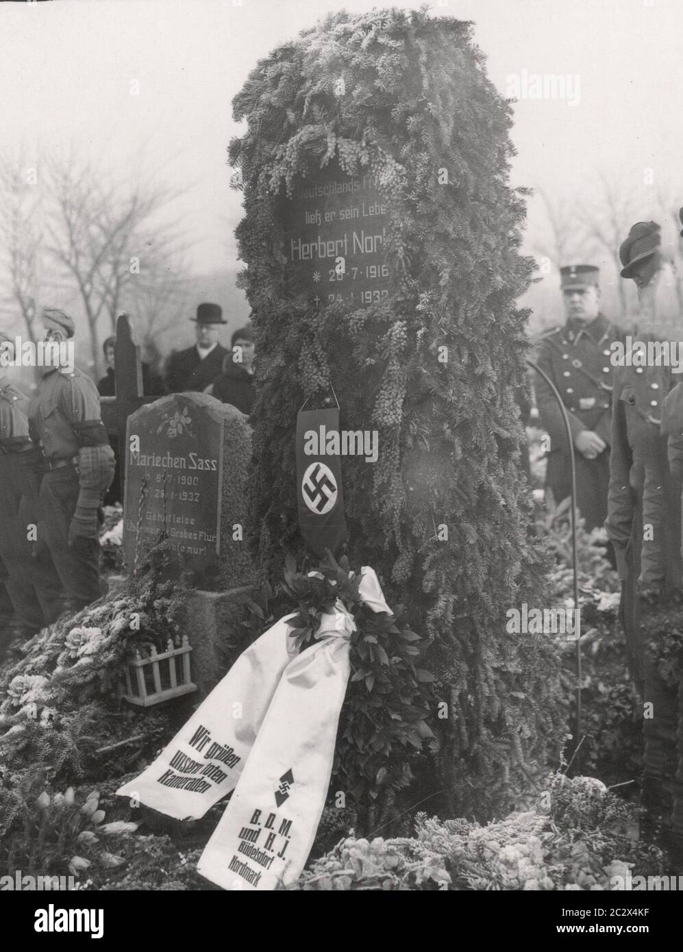 Le mémorial de la jeunesse d'Hitler à la tombe de Herbert Norkus ...