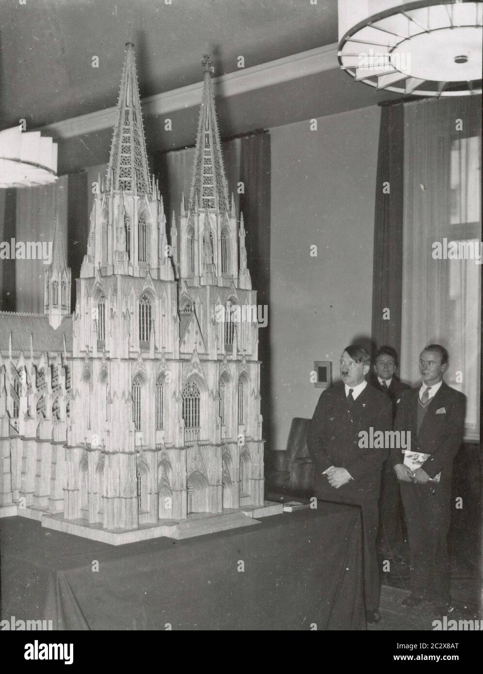 Hitler visite un modèle de la cathédrale de Cologne Heinrich Hoffmann ...