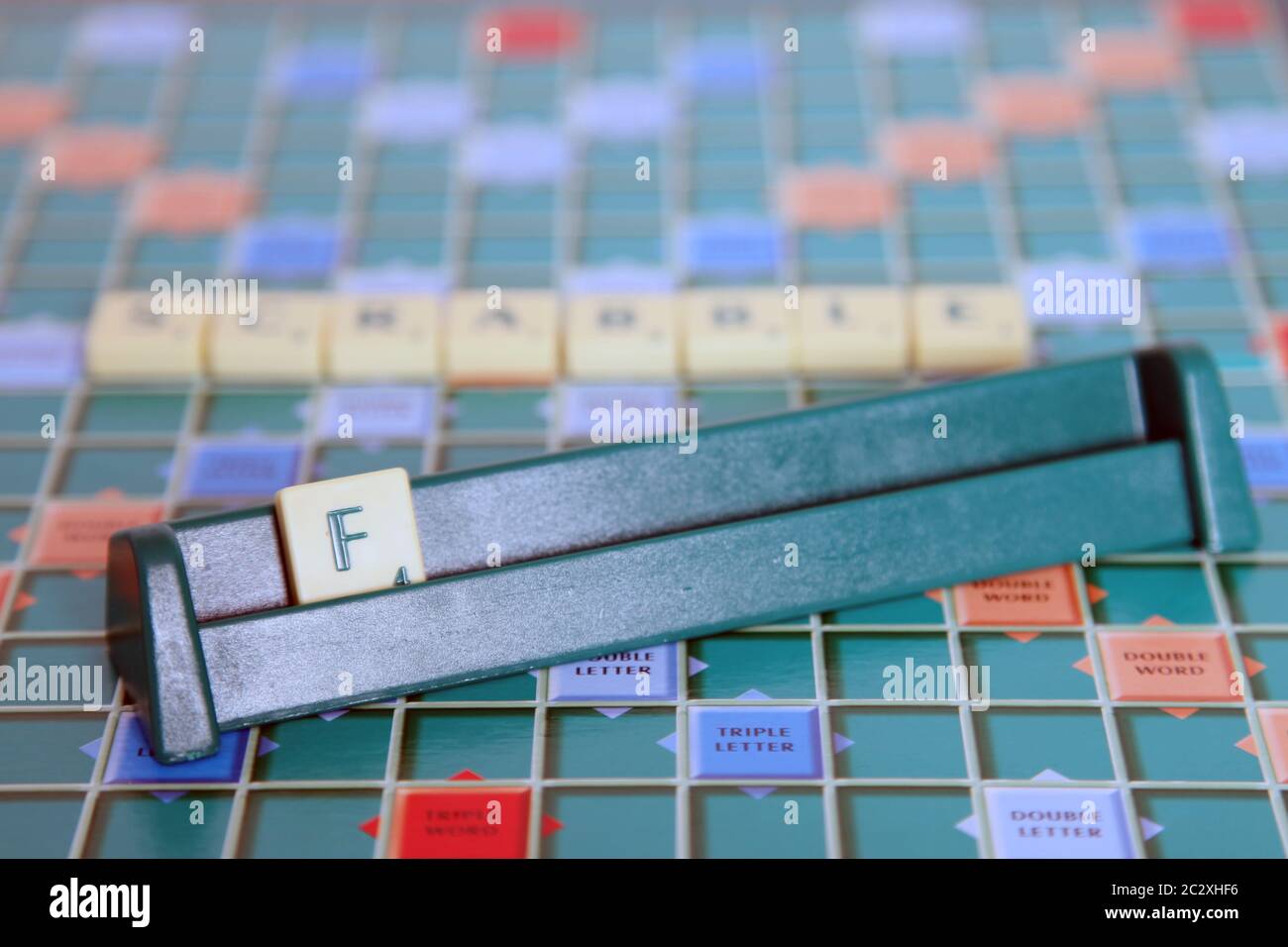 Lettre de scrabble f Banque de photographies et d’images à haute ...