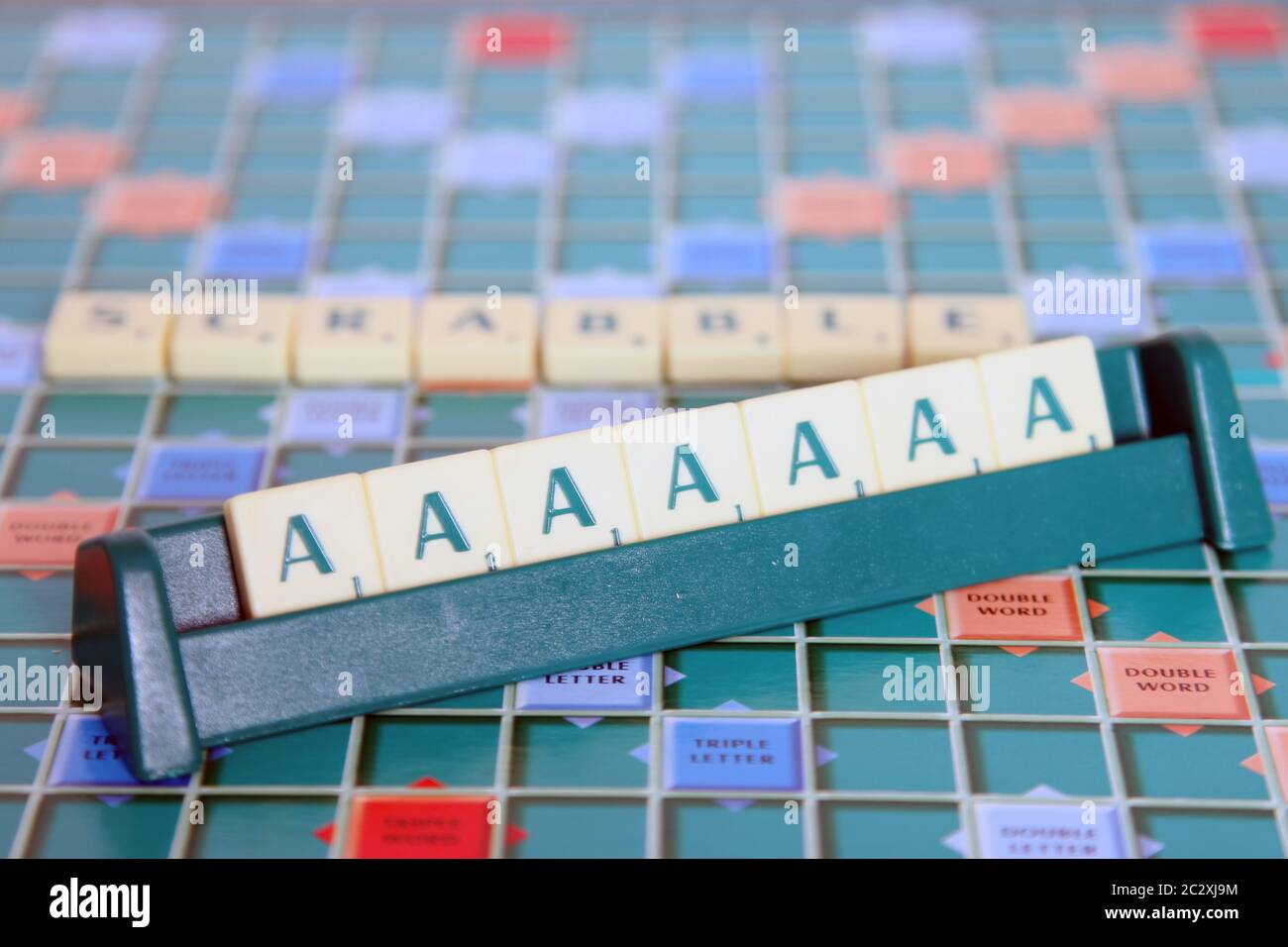 Tuiles de scrabble en rack Banque de photographies et d’images à haute ...