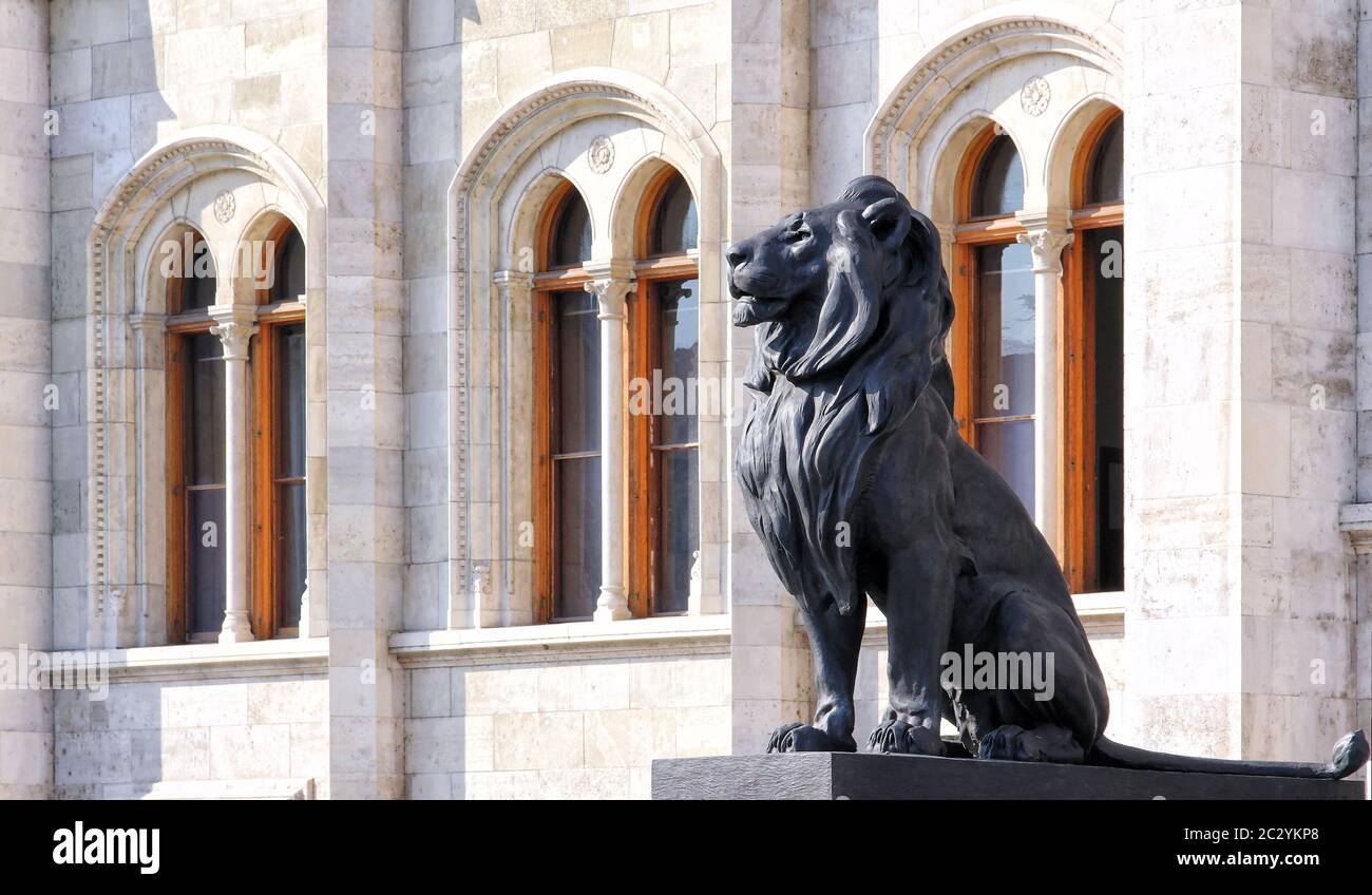 Lion statue parliament budapest hungary Banque de photographies et d ...