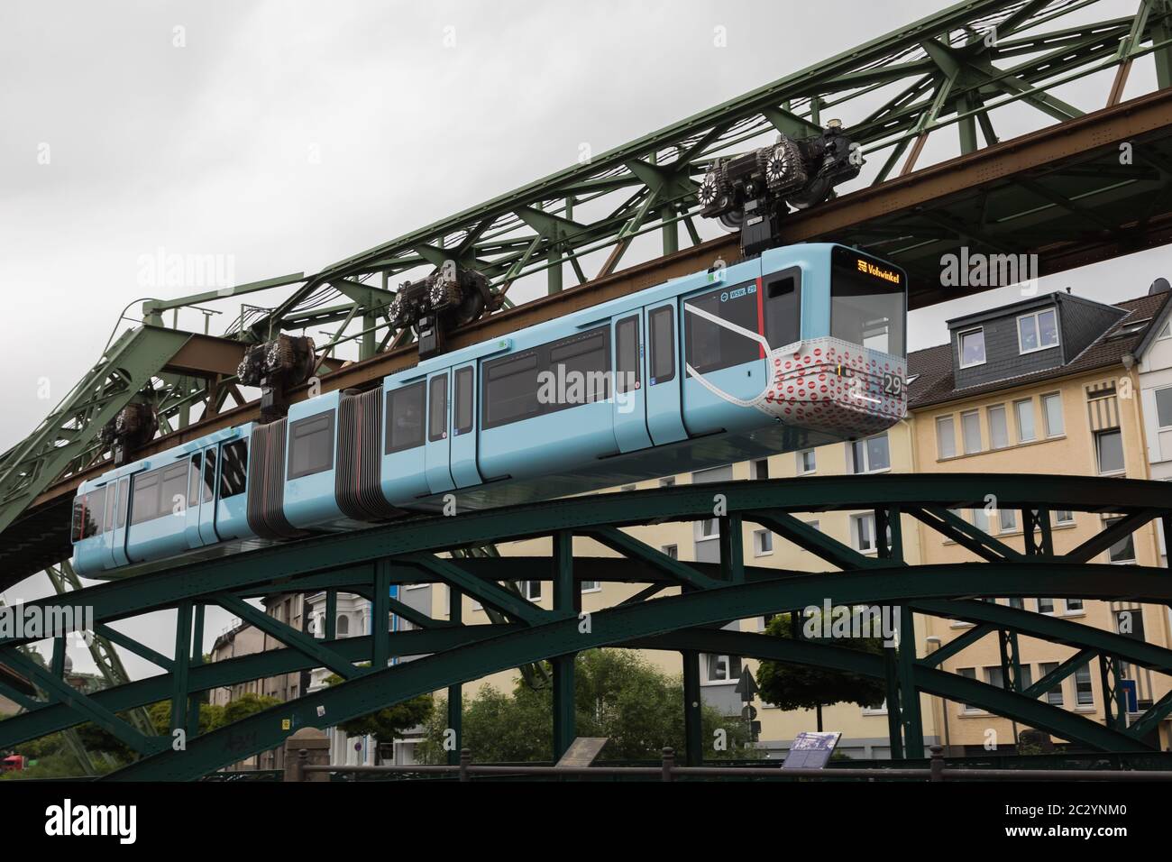 Train suspendu avec voiture de la nouvelle série avec un masque de ...