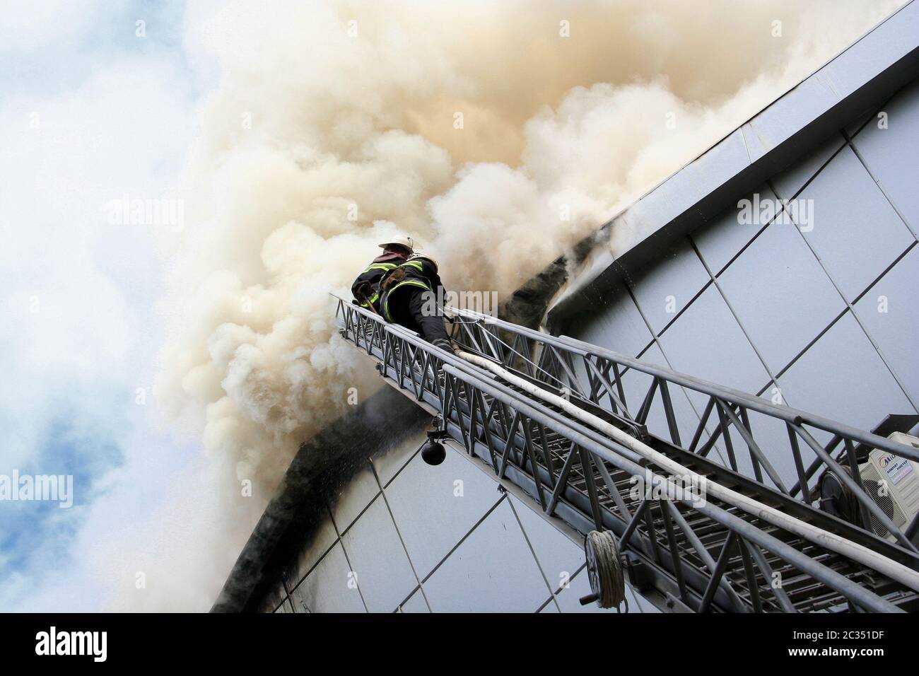 Immeuble en feu Banque de photographies et d’images à haute résolution ...