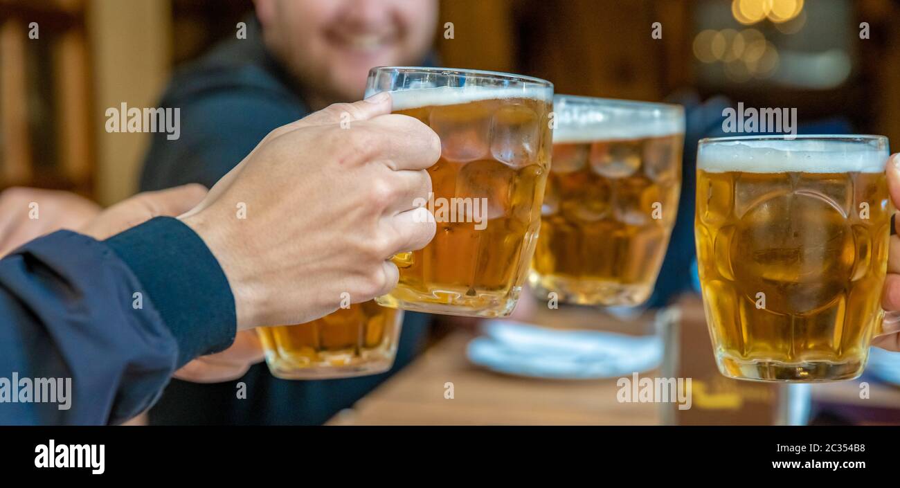 Bières trinquer Banque de photographies et d’images à haute résolution ...