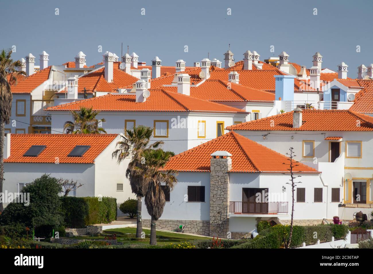 Maisons de ville aux toits rouges Banque de photographies et d’images à ...
