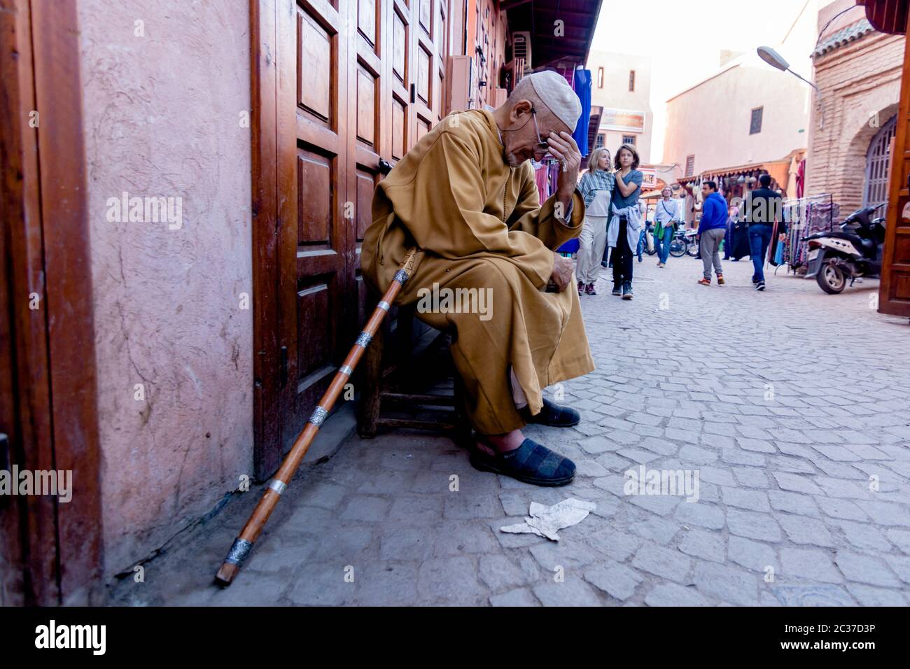 Marrakech, Maroc, février 2019 : vieil homme pauvre musulman avec un ...