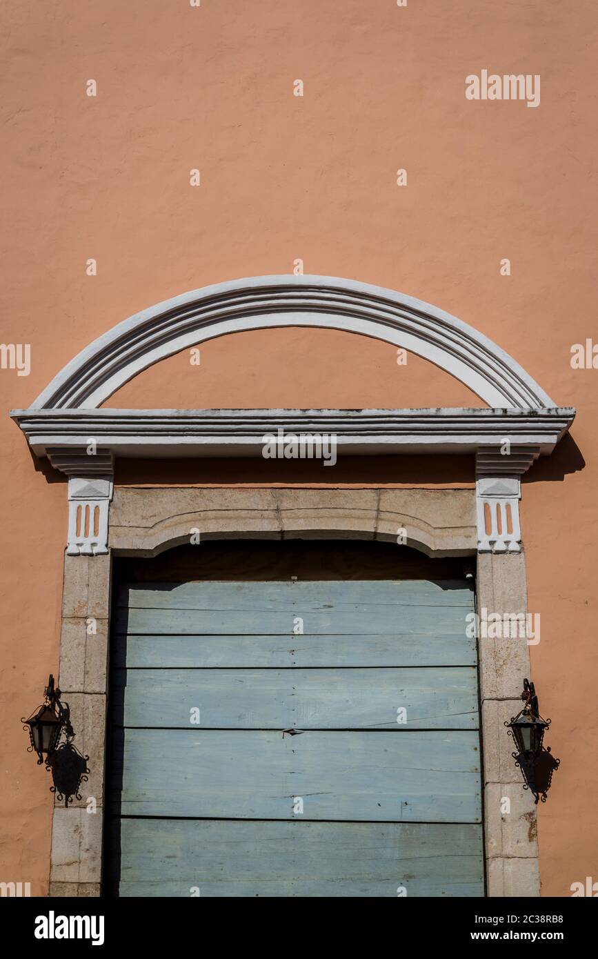 Fronton bois Banque de photographies et d’images à haute résolution - Alamy