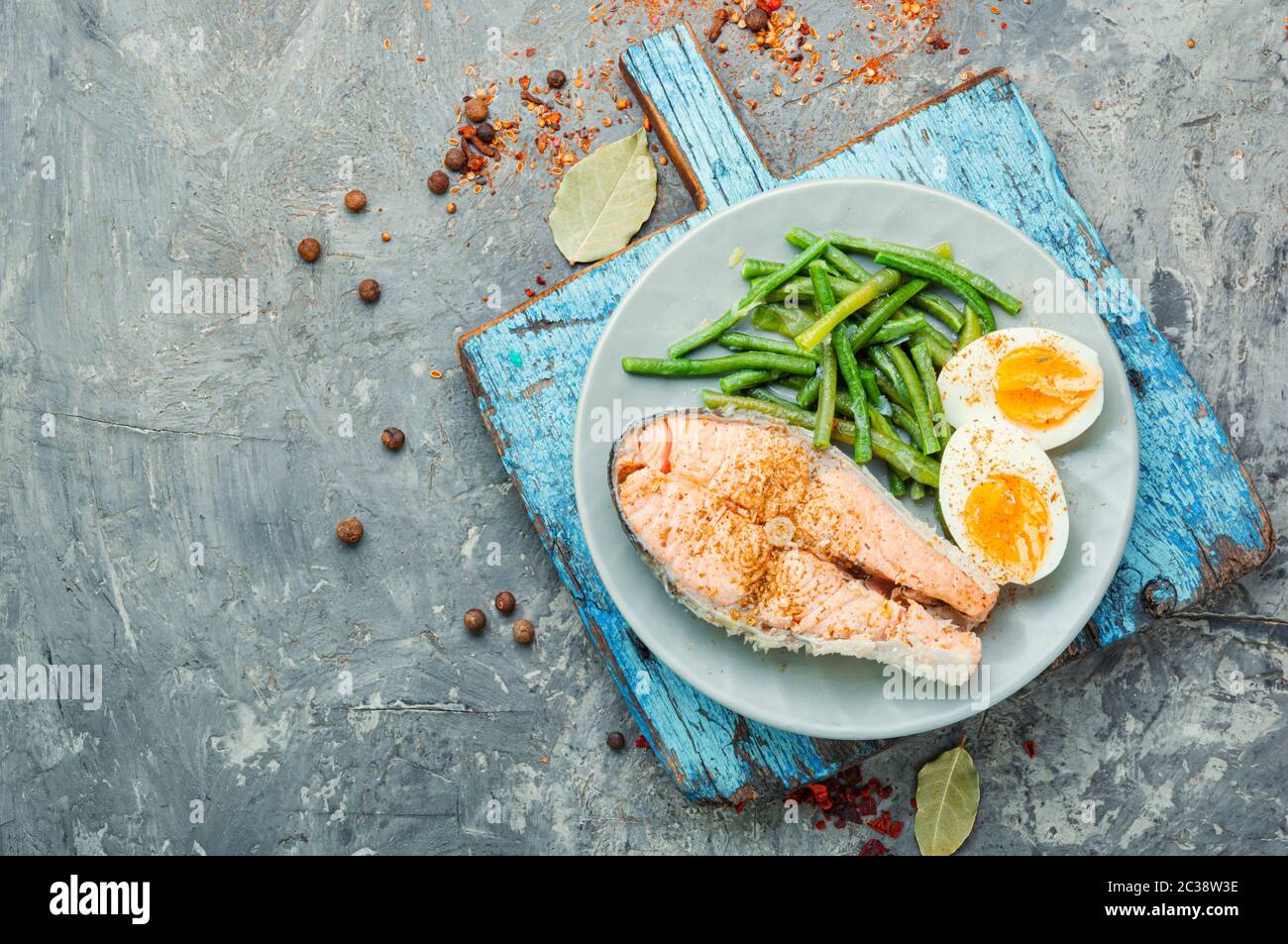 Poisson bouilli avec des asperges et des oeufs de saumon,DIÉTÉTIQUE ...