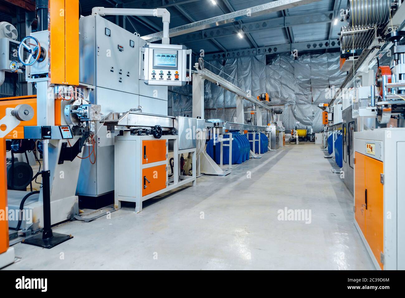 À l'intérieur du nouveau câble électrique de fabrication en usine ...