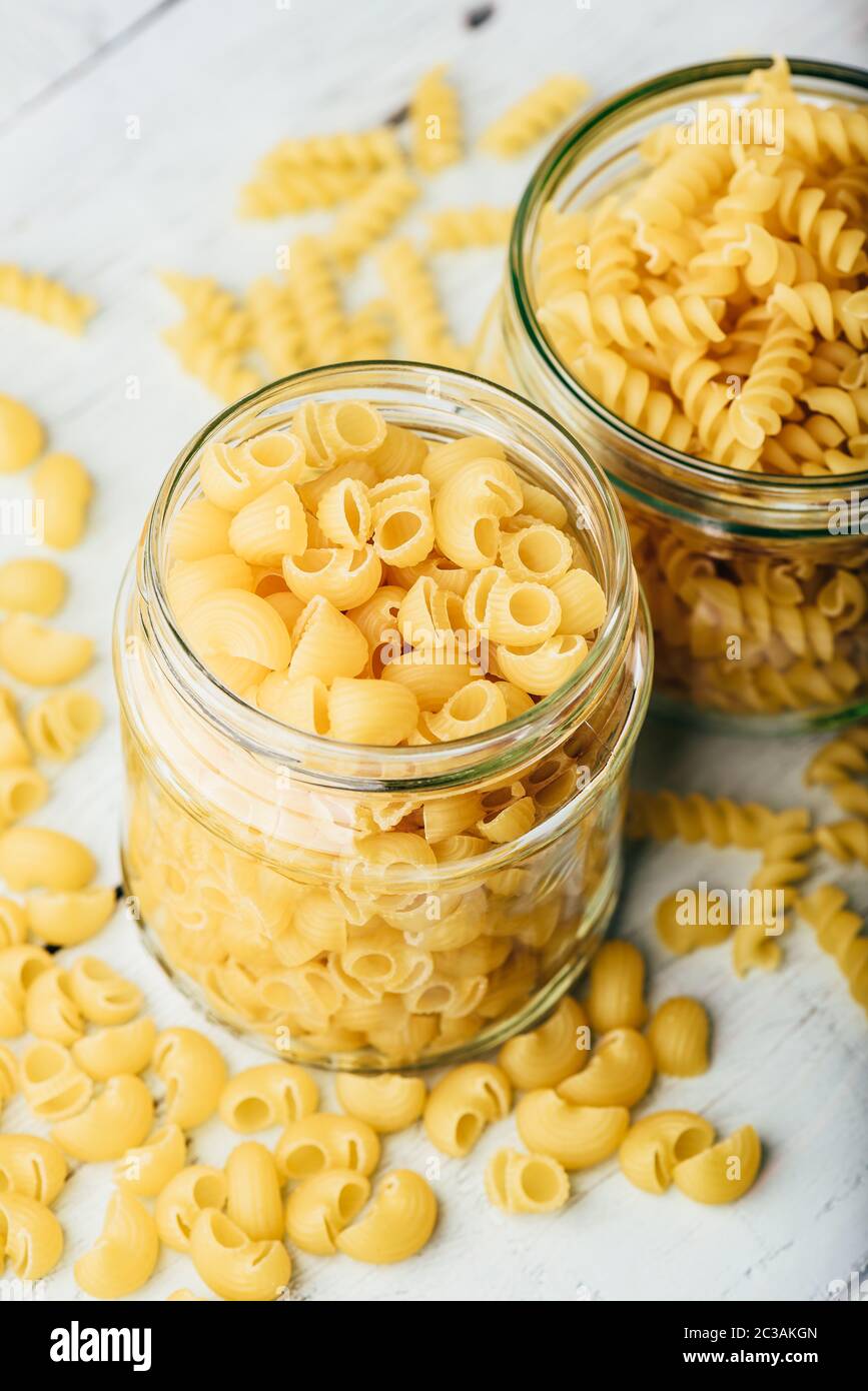 Deux sortes de pâtes de blé entier italien dans des bocaux en verre ...